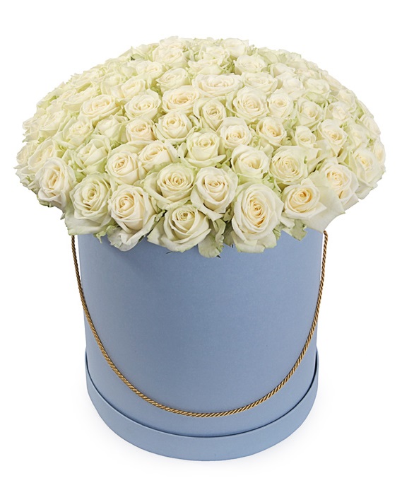 Galda kompozīcija no ziediem "Baltas rozes stilīgā cepuru kastē ...